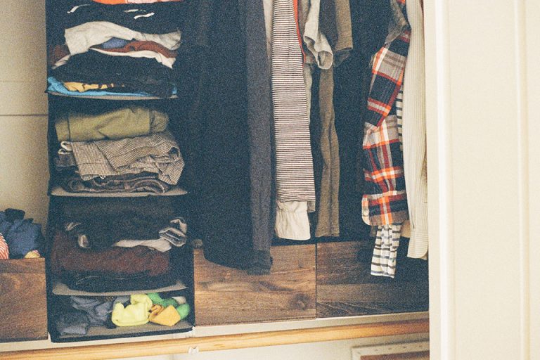 Trucs et astuces pour ranger votre garde-robe et gagner de l'espace